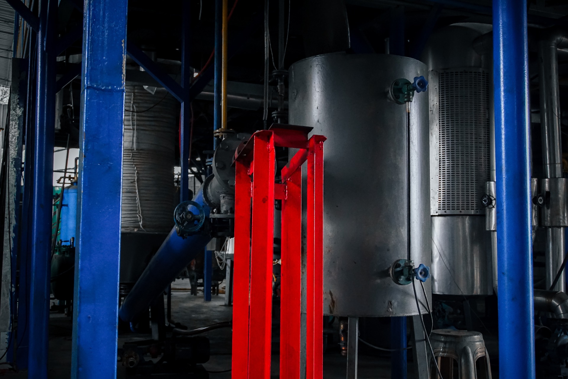 Conversion of waste lubricating oil into base oil Distillation device ...